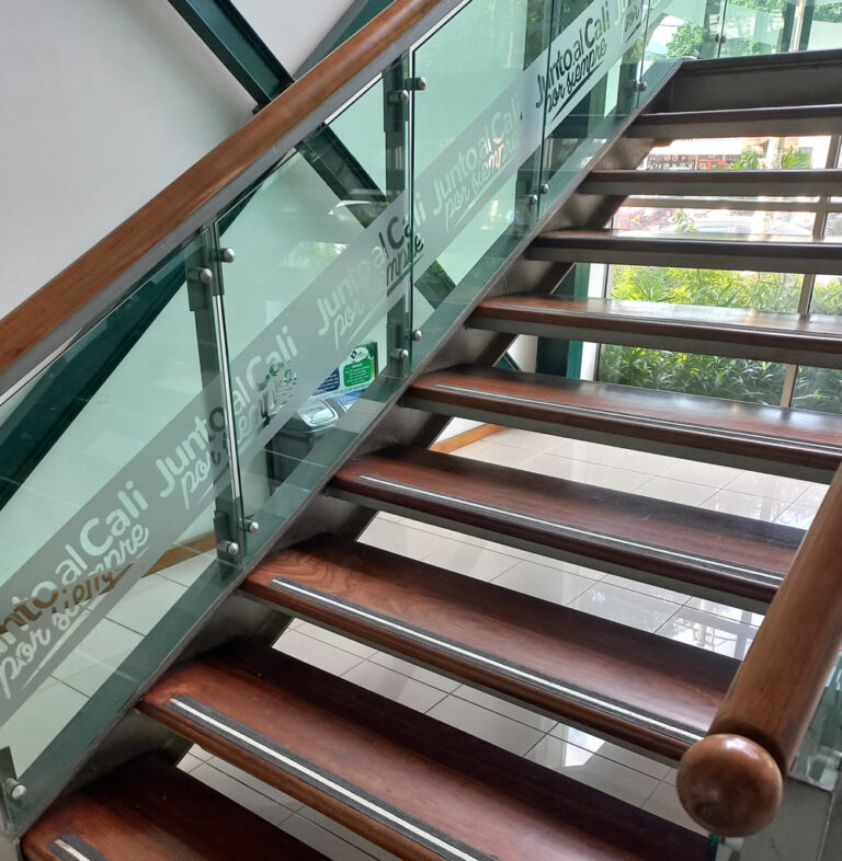 Escaleras de madera en Cali - ACABADOS CINTO - 40 Años